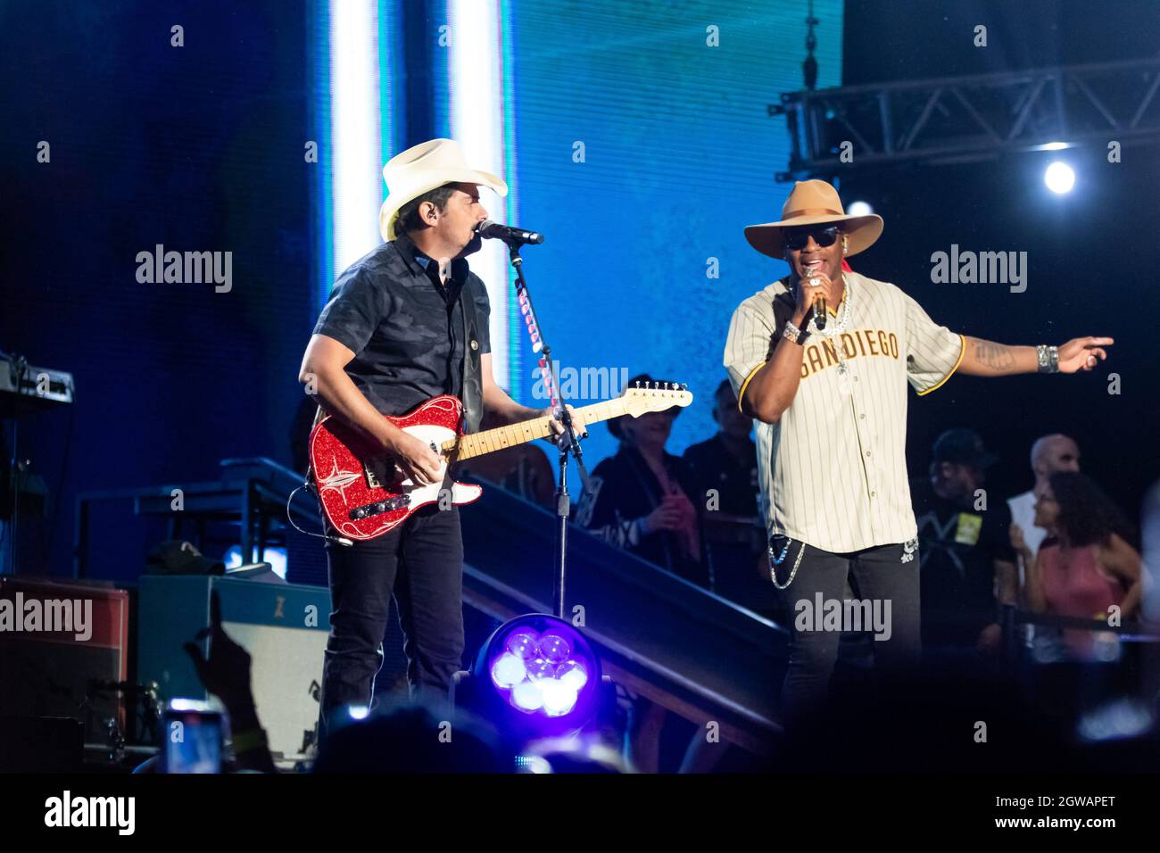 Jimmie allen perform hi-res stock photography and images - Alamy