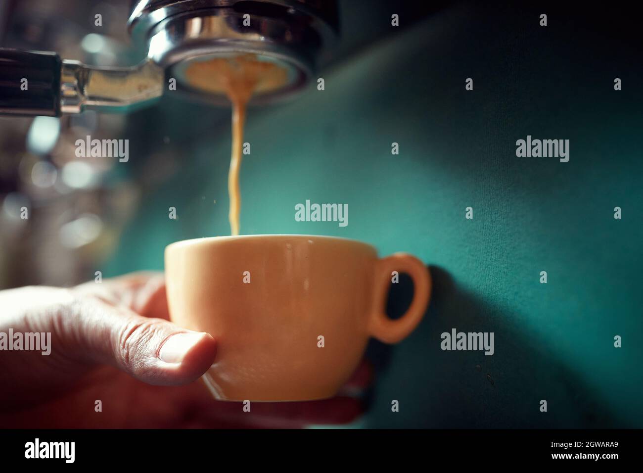 Close up fresh coffee pouring hi-res stock photography and images - Alamy
