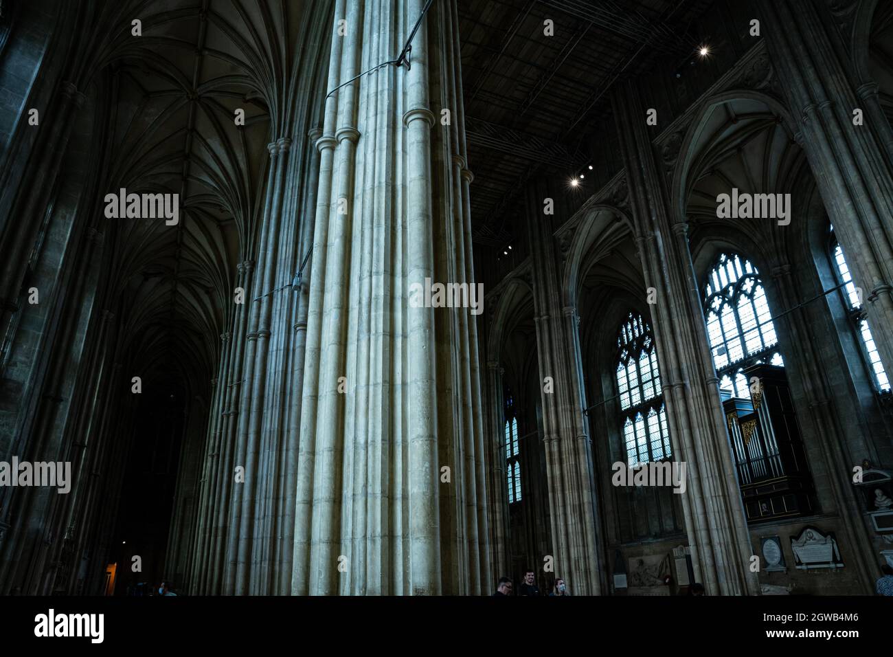 Soaring Gothic columns and vaulted ceiling inside Canterbury Cathedral ...