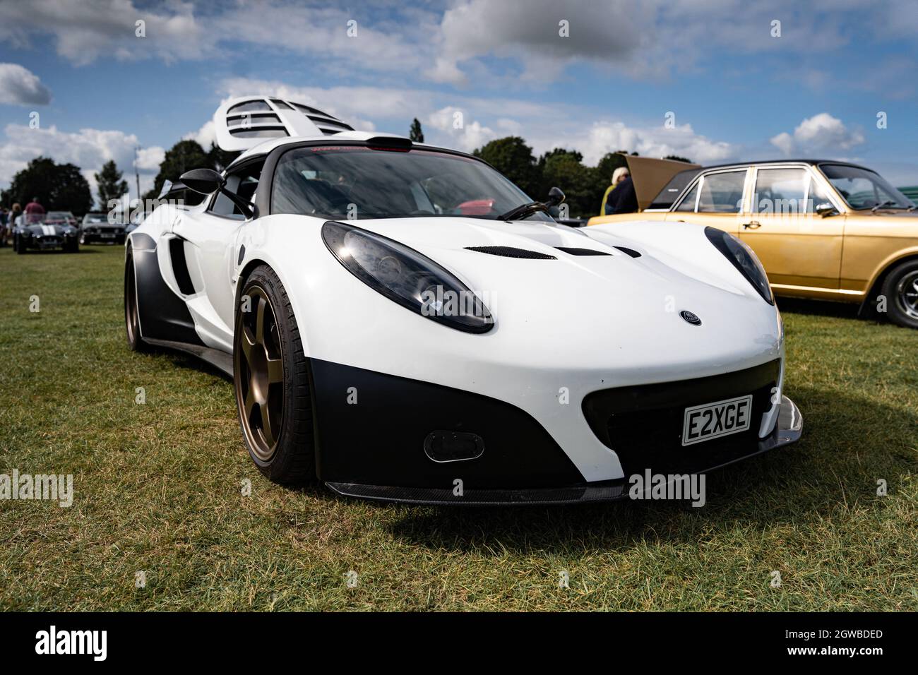 Luxury car and countryside hi-res stock photography and images - Alamy