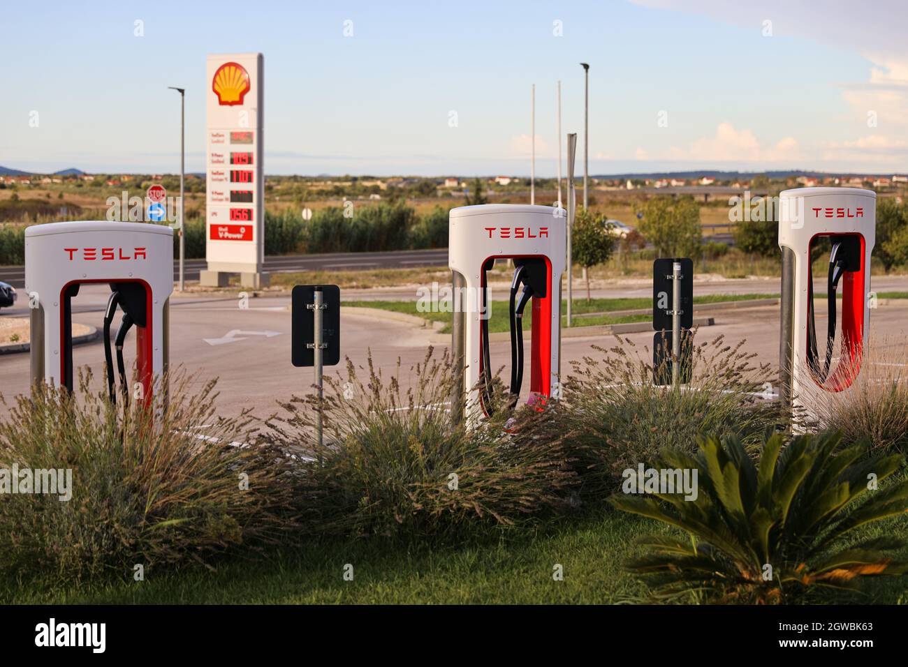 Tesla Superchargers seen at a Shell petrol station Stock Photo - Alamy
