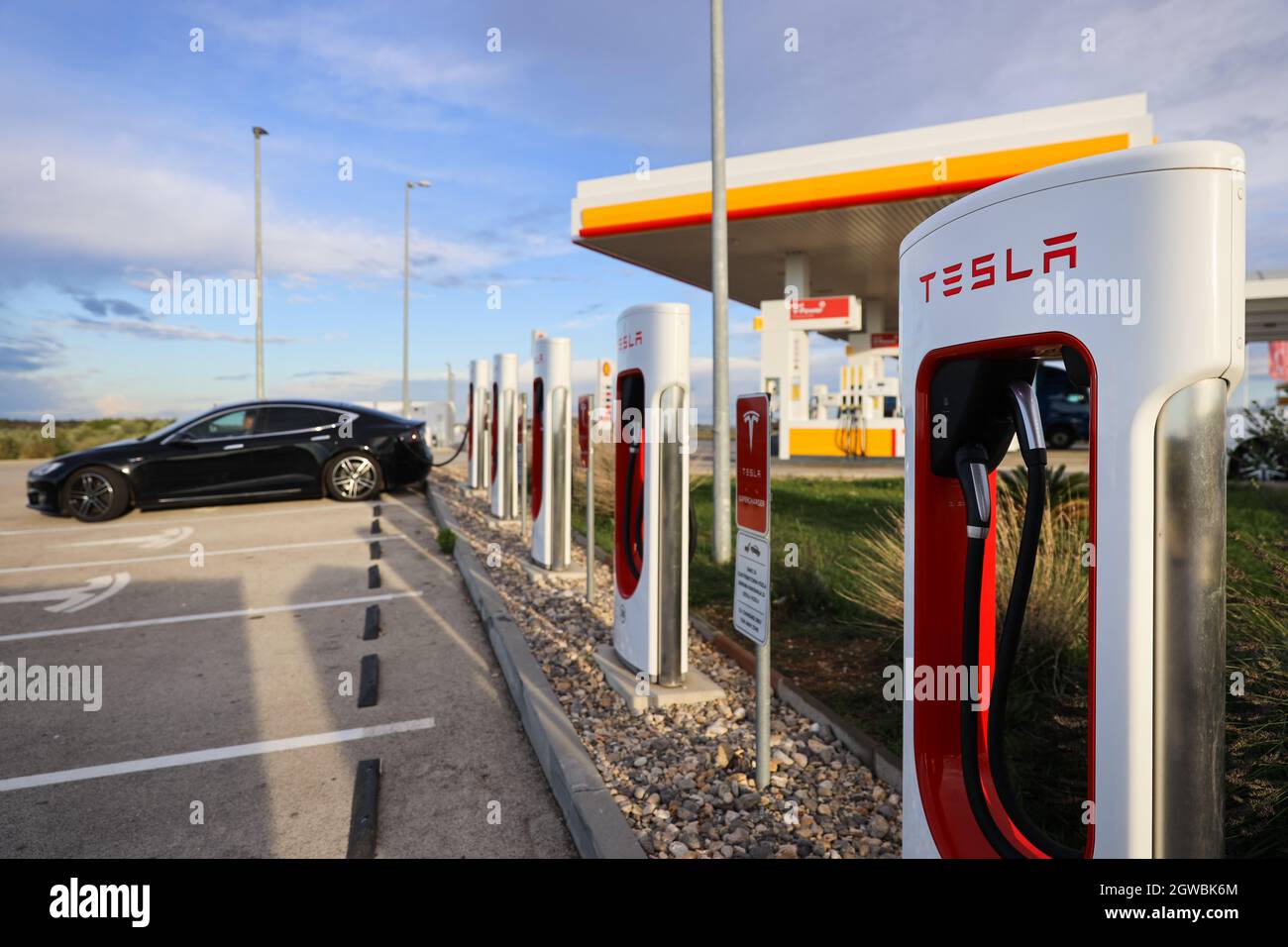 Tesla Superchargers seen at a Shell petrol station Stock Photo - Alamy