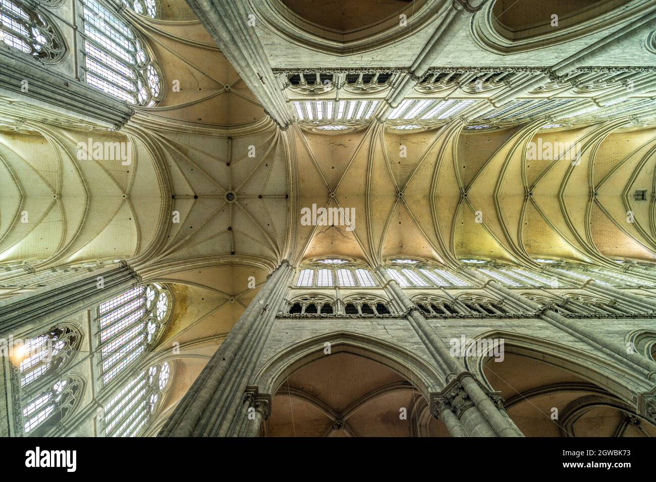 Kirchendecke und Säulen der Kathedrale Notre Dame d’Amiens, Amiens ...