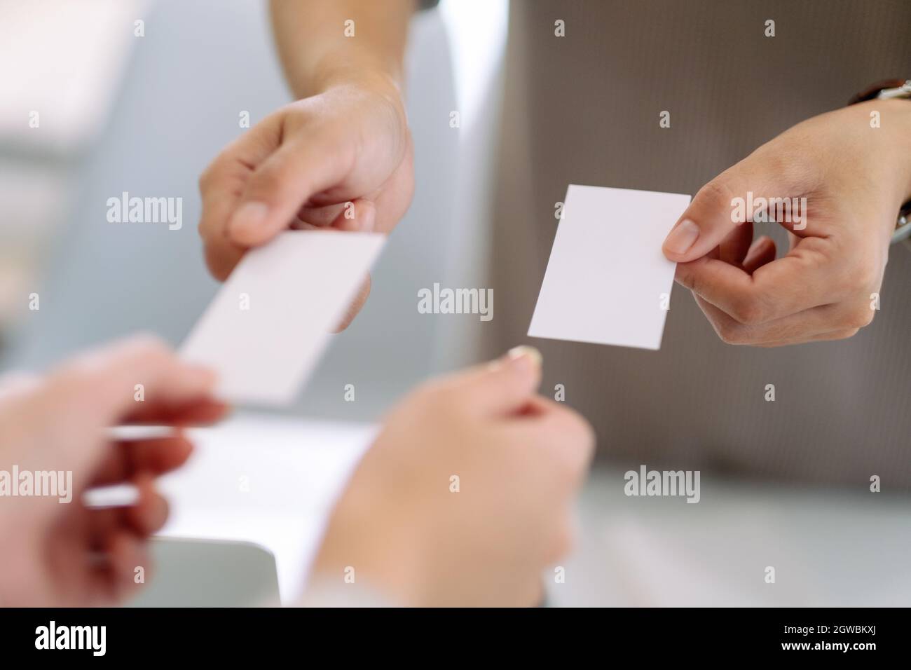 Hands exchanging business card hi-res stock photography and images - Alamy