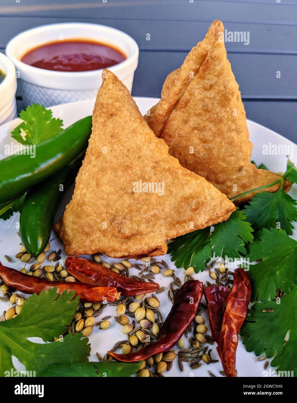 Samosa chaat hi-res stock photography and images - Alamy