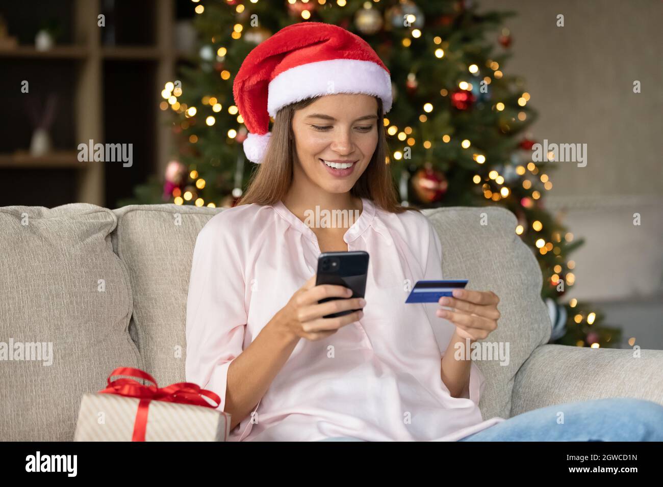 Using contactless woman holiday hi-res stock photography and images - Alamy