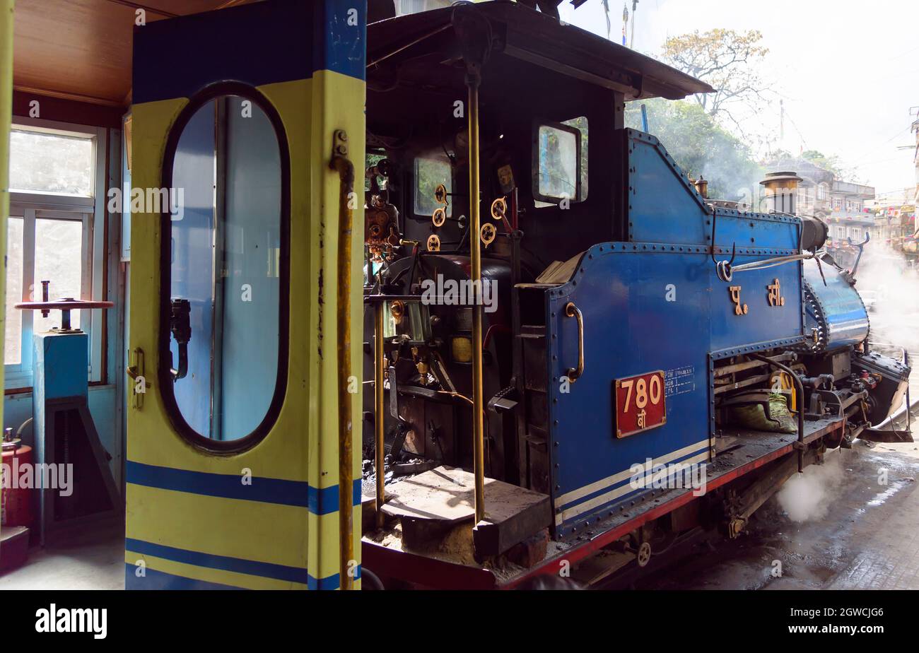 Train platform school india hi-res stock photography and images - Alamy