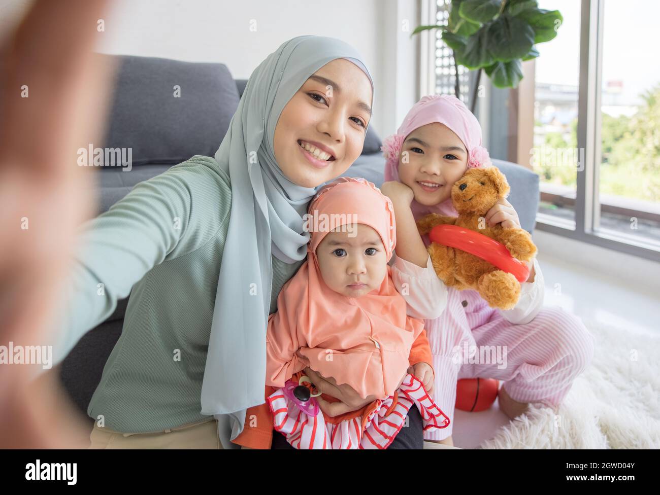 Muslim family portrait sofa hi-res stock photography and images - Alamy