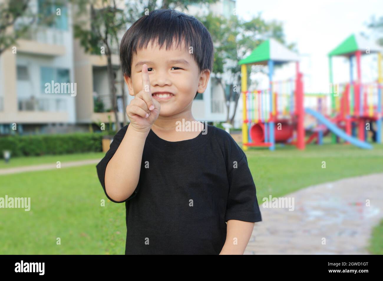 Boy pointing to the right hi-res stock photography and images - Alamy