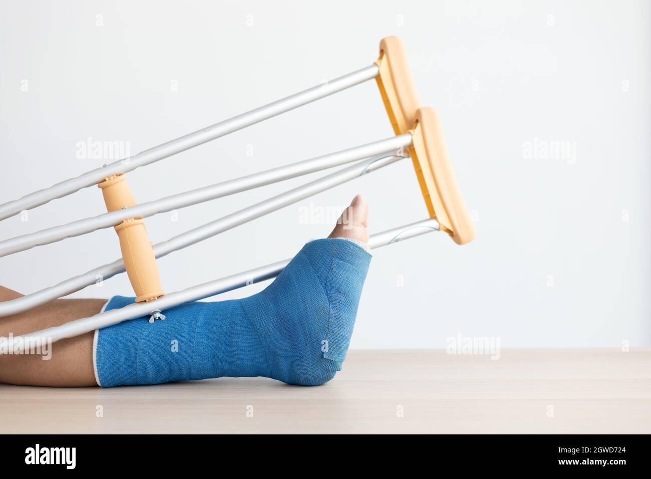Knee splint hi-res stock photography and images - Alamy