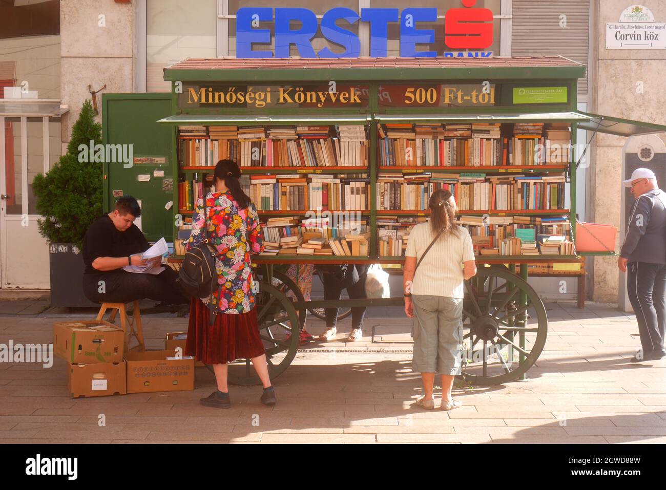 Second hand bookstore hi-res stock photography and images - Alamy