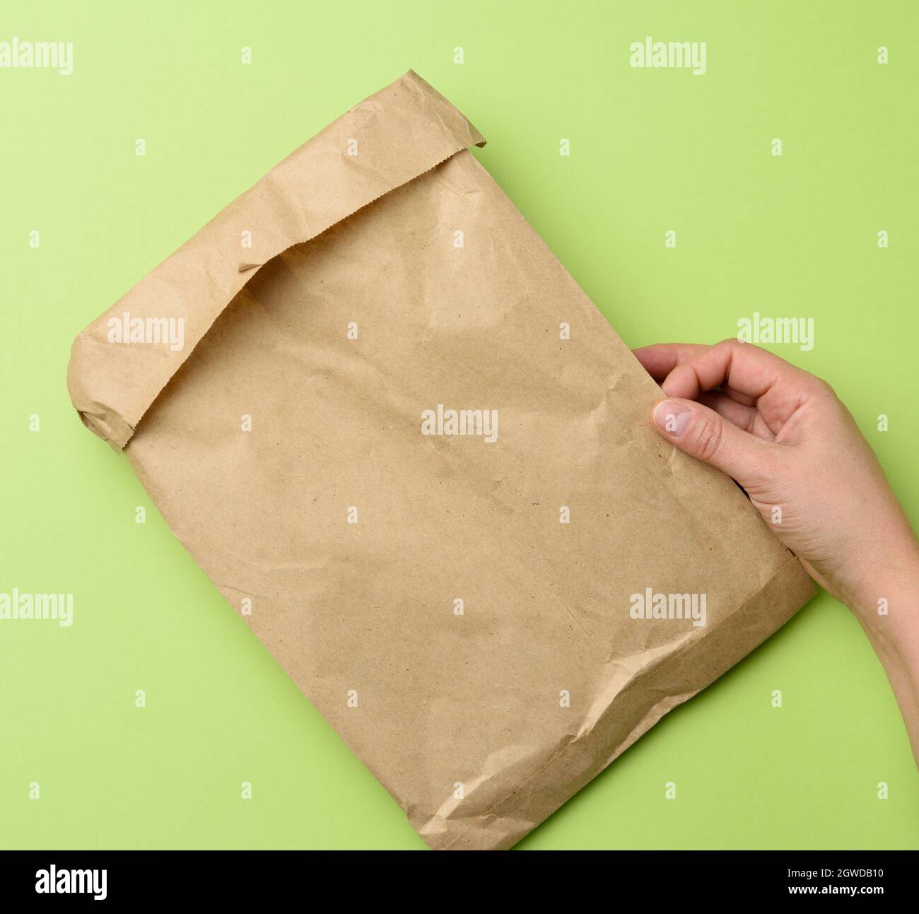 Hand holding brown paper bag hi-res stock photography and images - Alamy