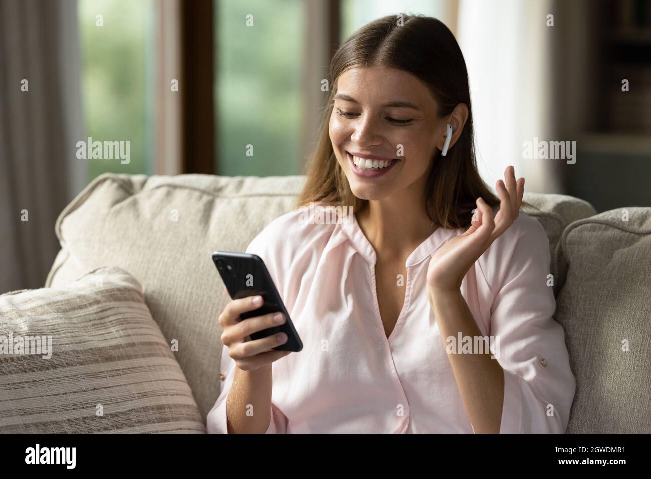 Listening to radio hi-res stock photography and images - Alamy