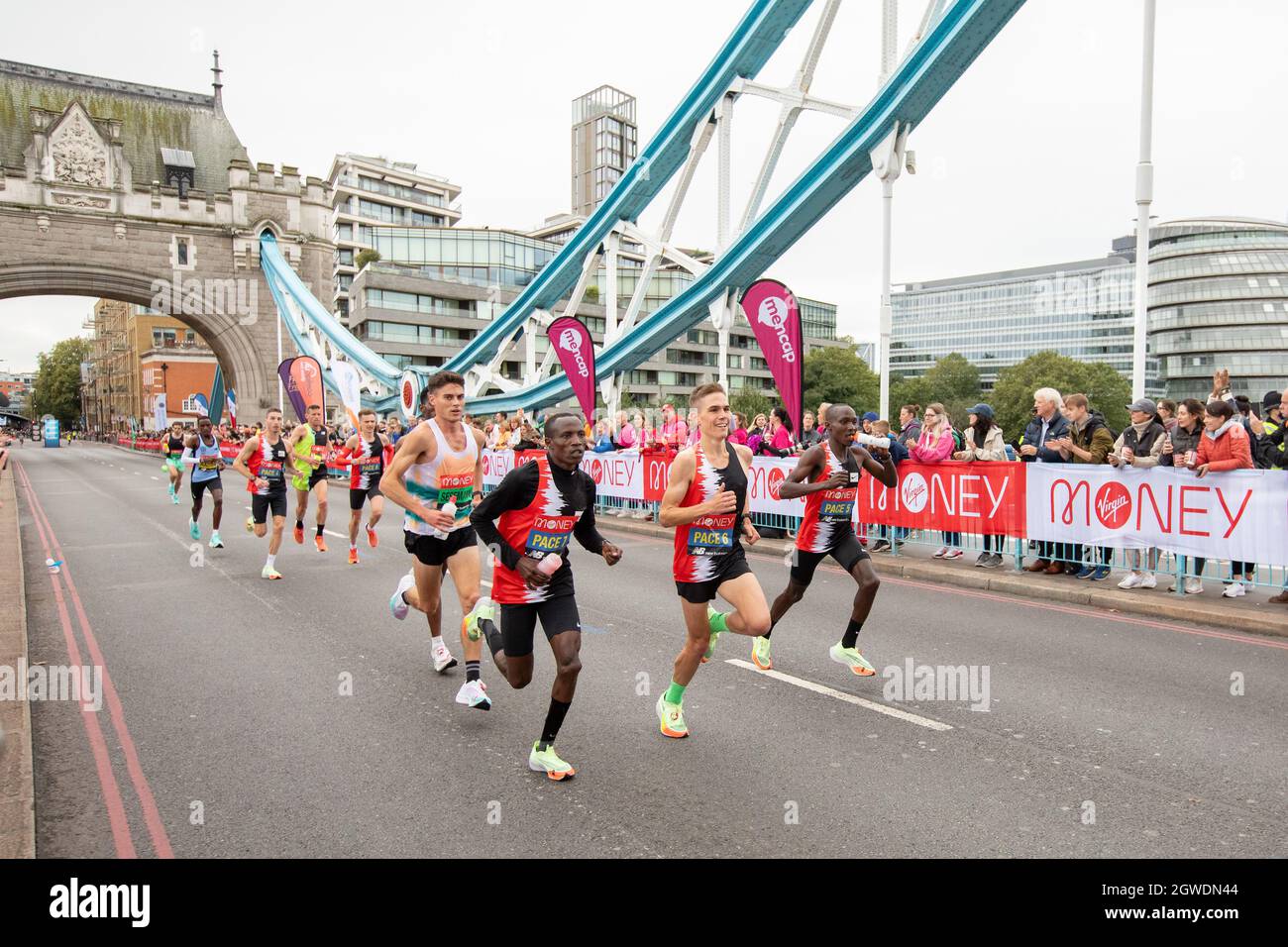 London marathon pace runners hi-res stock photography and images - Alamy