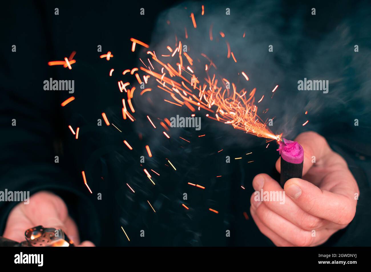 Man hand holding cracker hi-res stock photography and images - Alamy