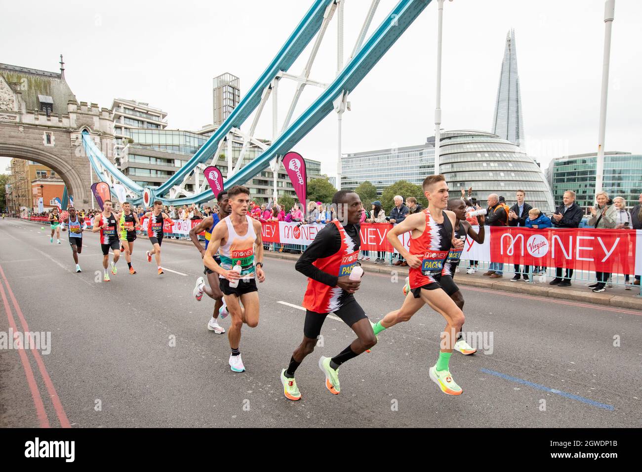 London marathon pace runners hi-res stock photography and images - Alamy