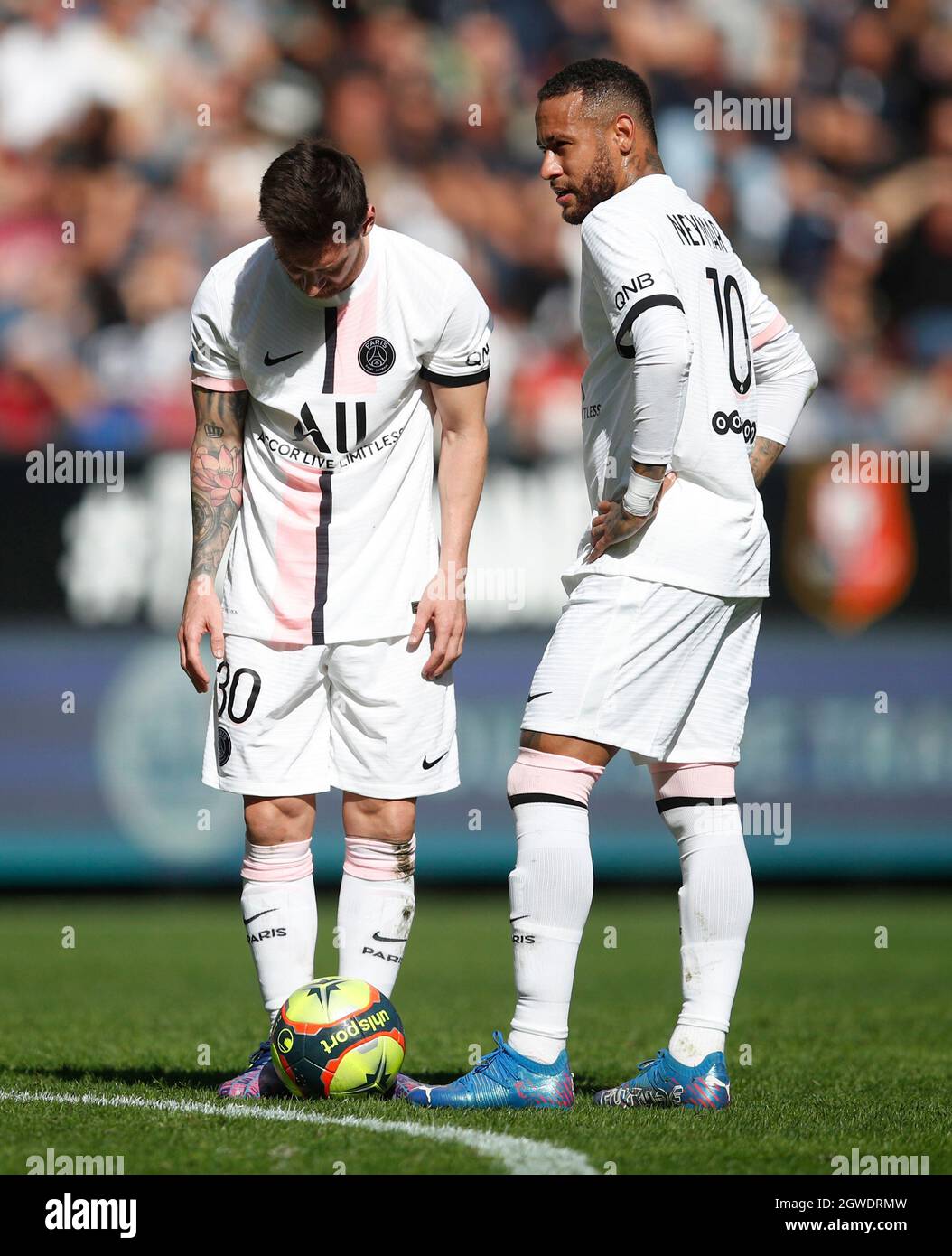 Lionel messi free kick psg hi-res stock photography and images - Alamy