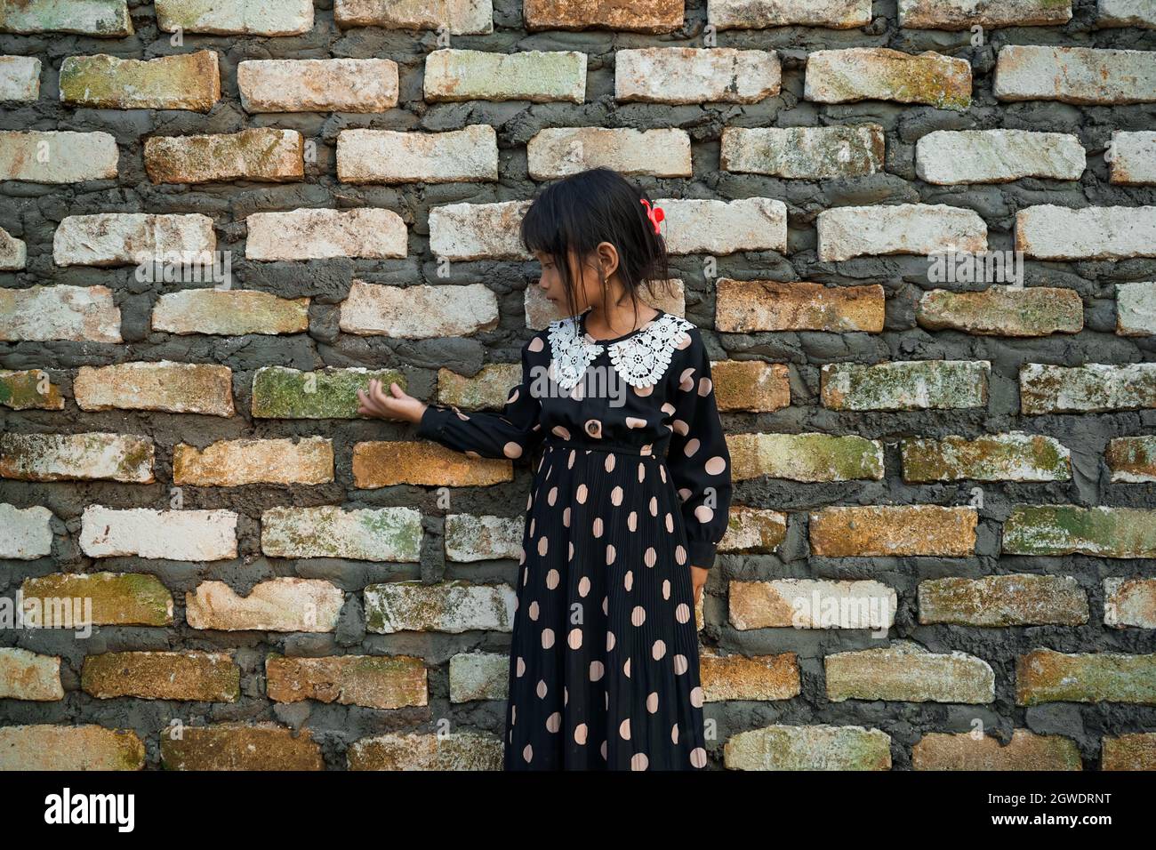 Girl crying against wall hi-res stock photography and images - Alamy