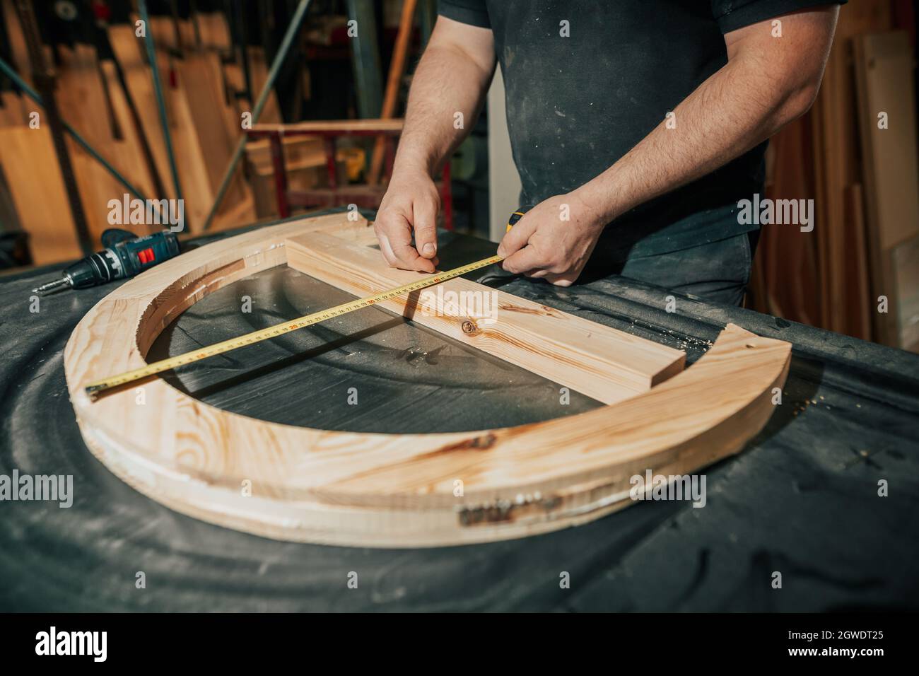 String sawing hi-res stock photography and images - Alamy