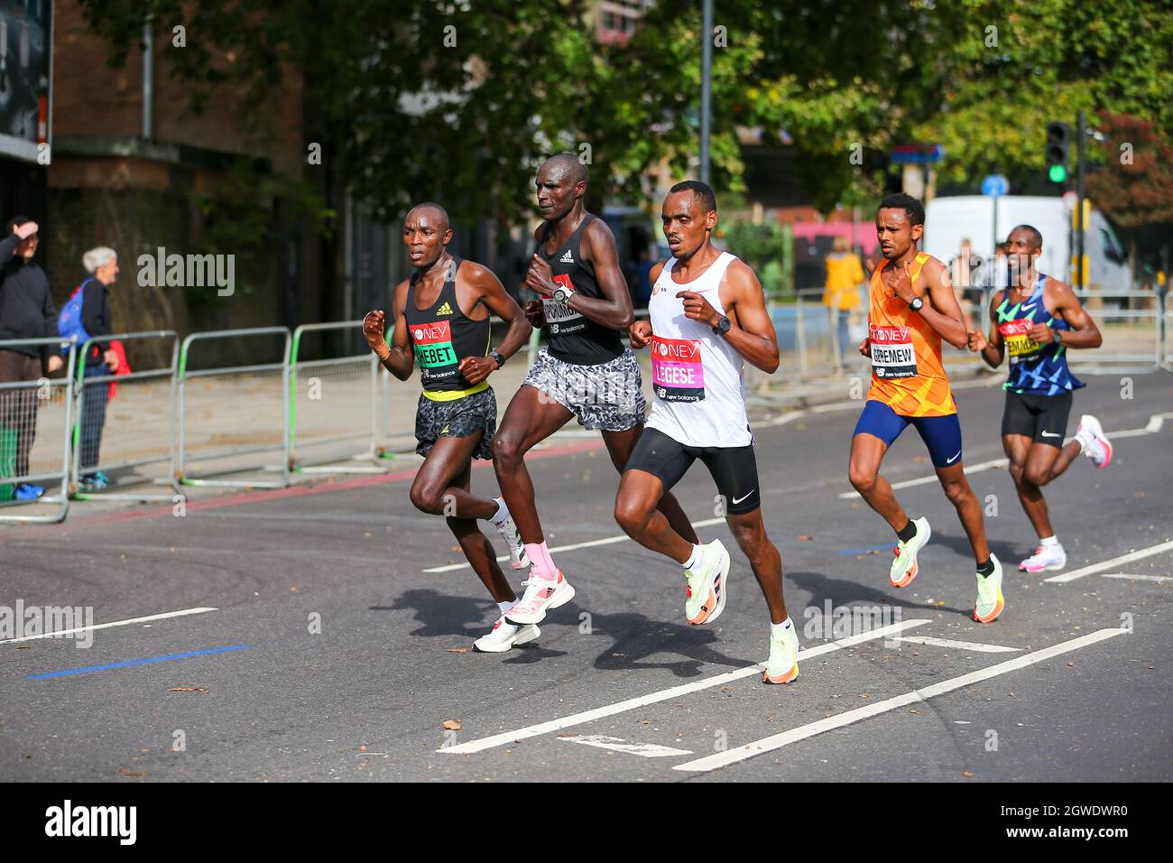 Elite runner london marathon 2021 hi-res stock photography and images ...
