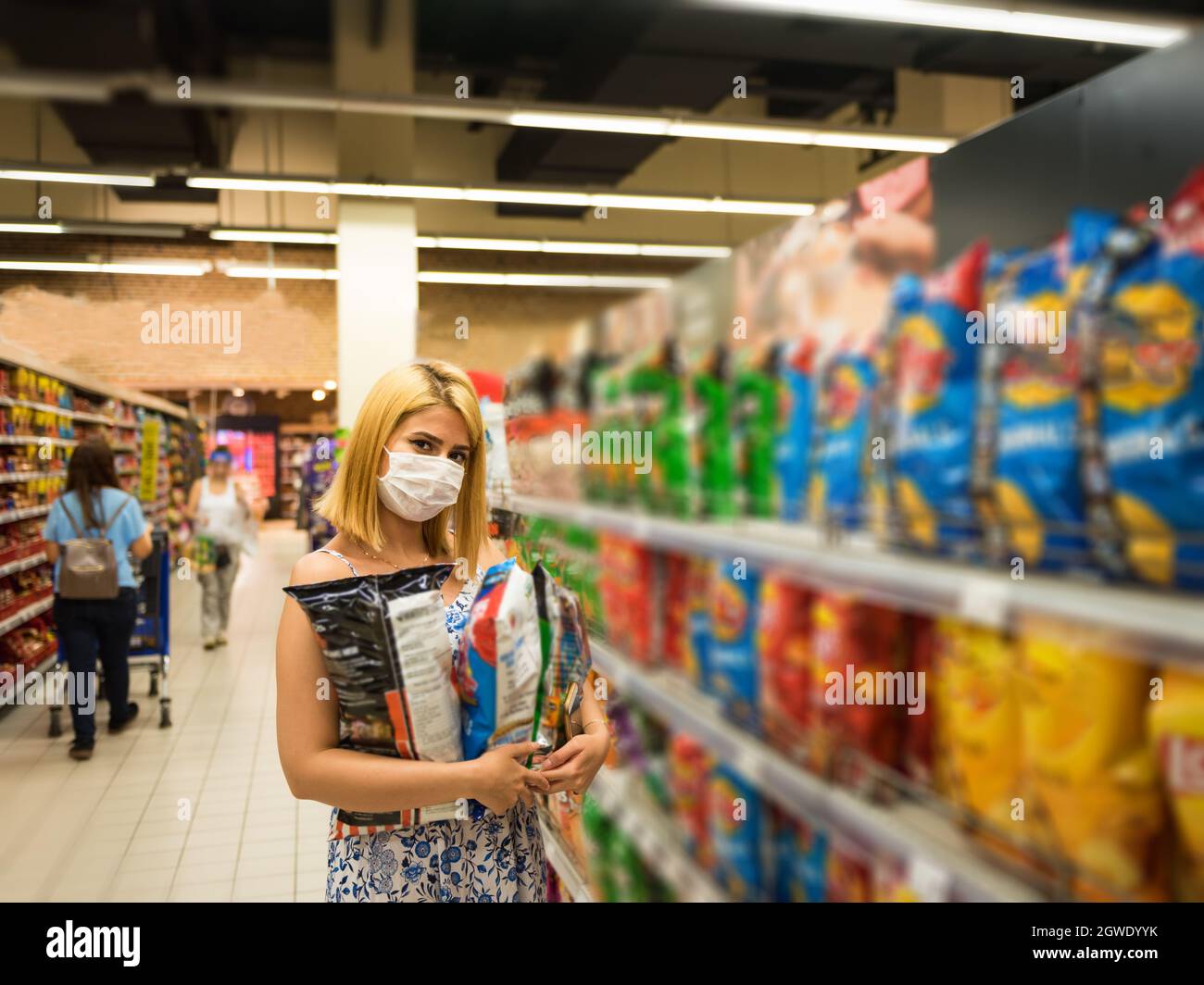 Buying chips convenience store hi-res stock photography and images - Alamy