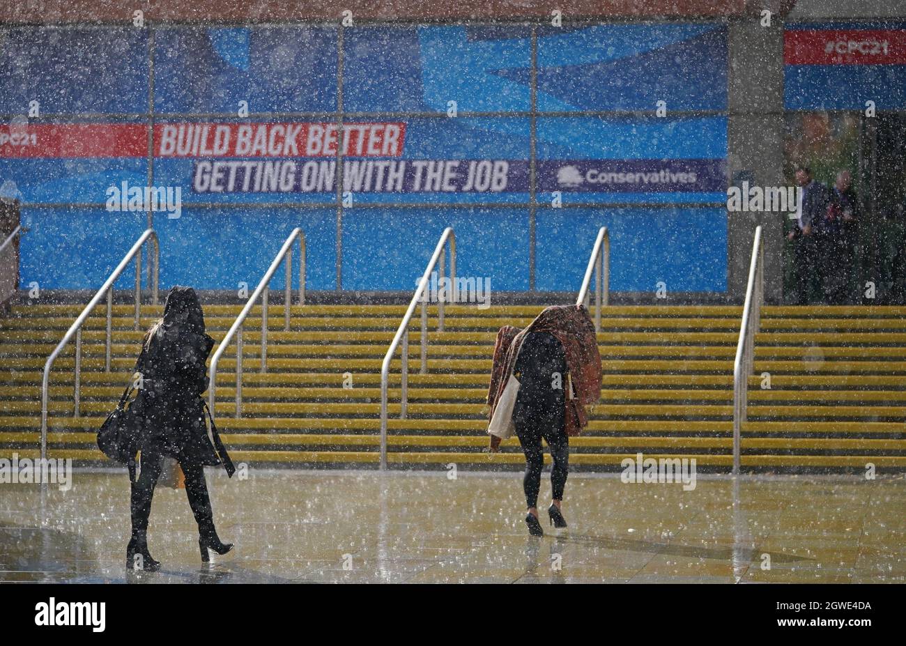 Wet weather in manchester hi-res stock photography and images - Alamy