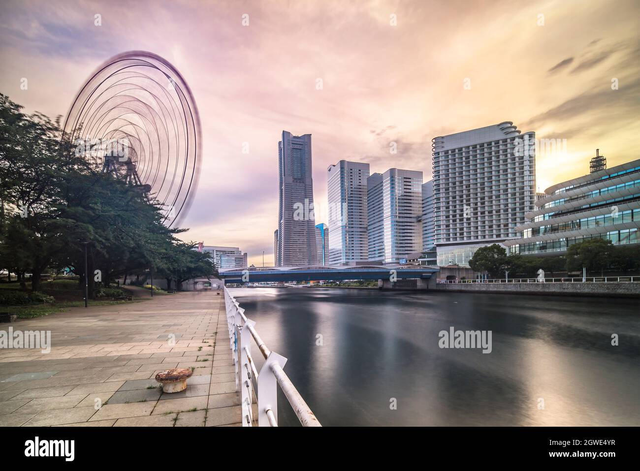 Cosmo Clock 21 Big Wheel At Cosmo World Theme Park In The Minato Mirai ...