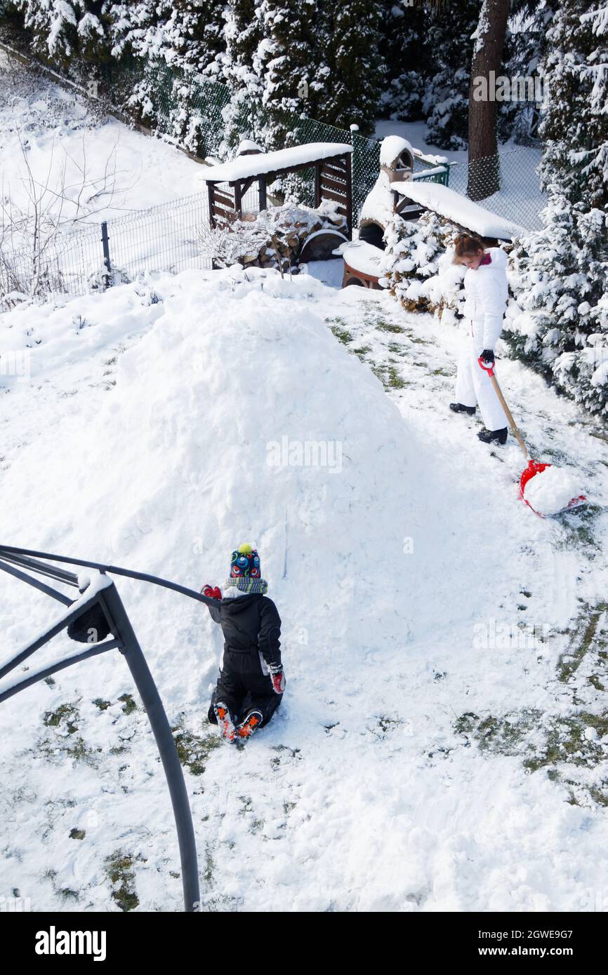 Kids build igloo hi-res stock photography and images - Alamy