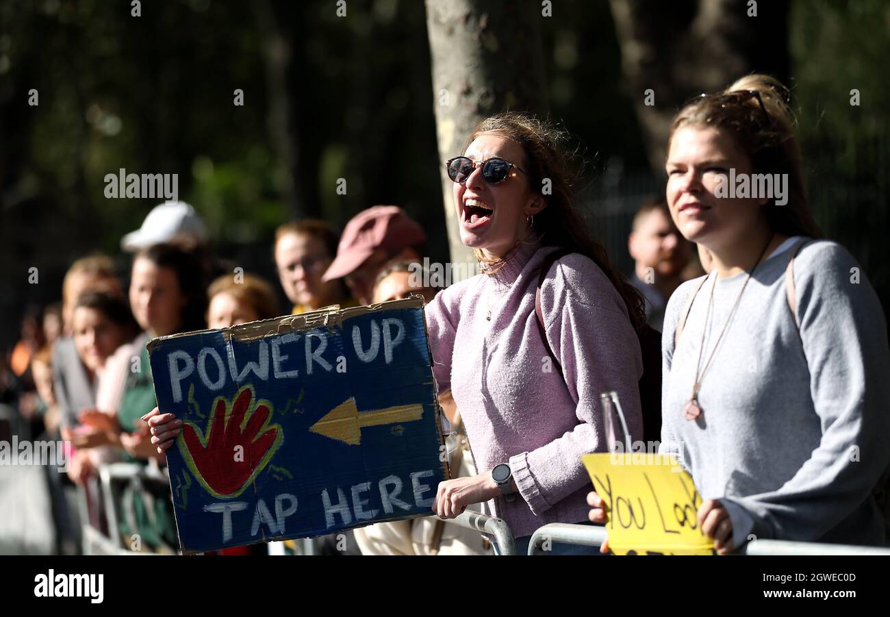 Spectators cheer on runners during the Virgin Money London Marathon ...