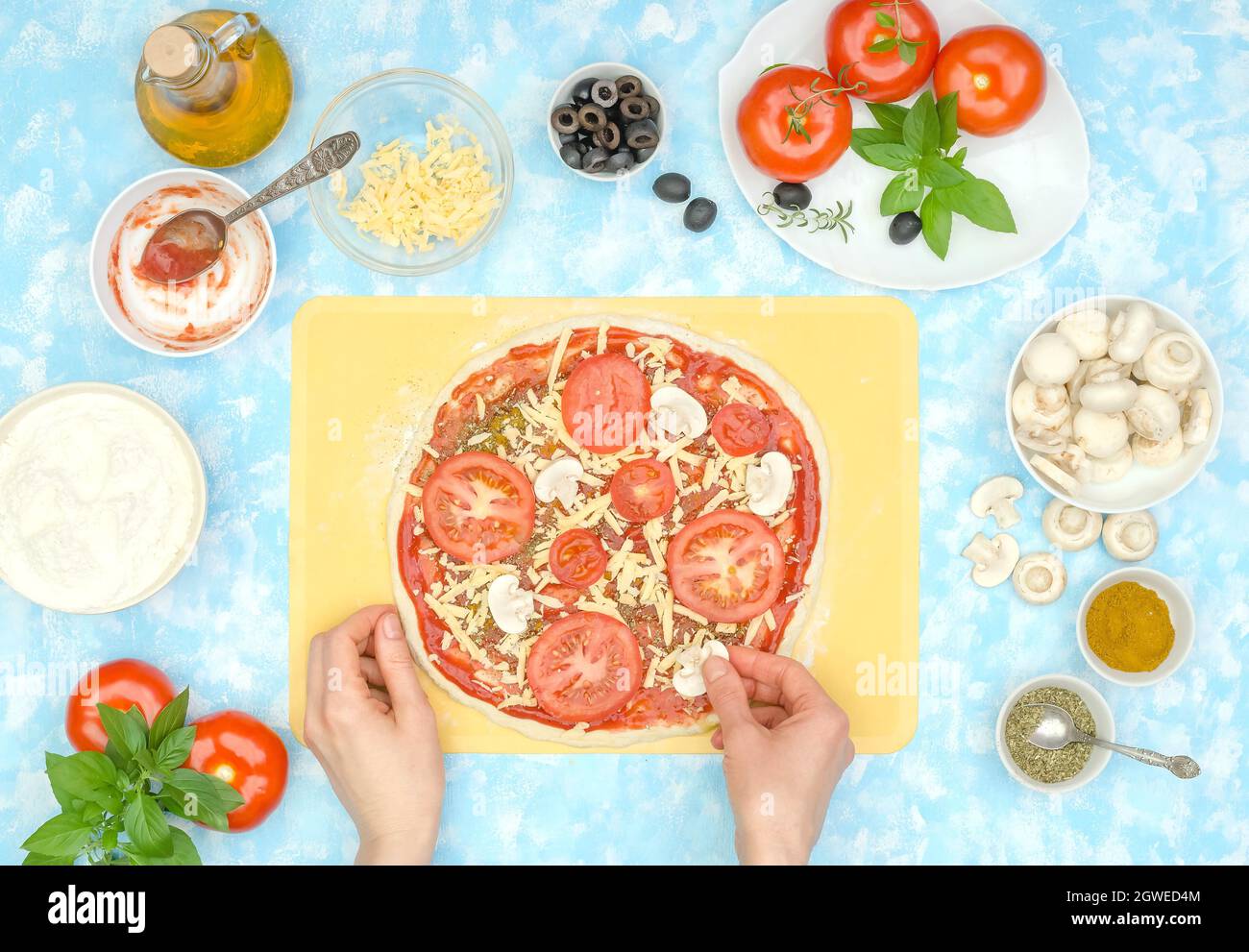 Step by step cooking homemade vegetarian pizza, step 7 - put mushrooms ...