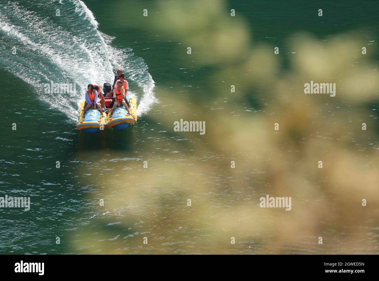 (211003) -- ZHANGJIAJIE, Oct. 3, 2021 (Xinhua) -- Tourists enjoy a raft ...