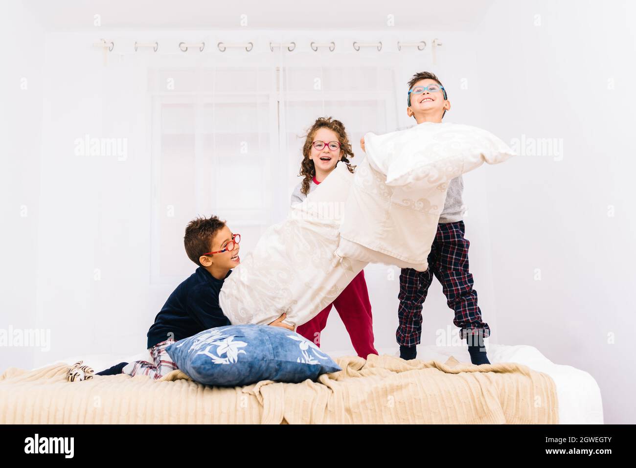 Siblings fighting laughing hi-res stock photography and images - Alamy