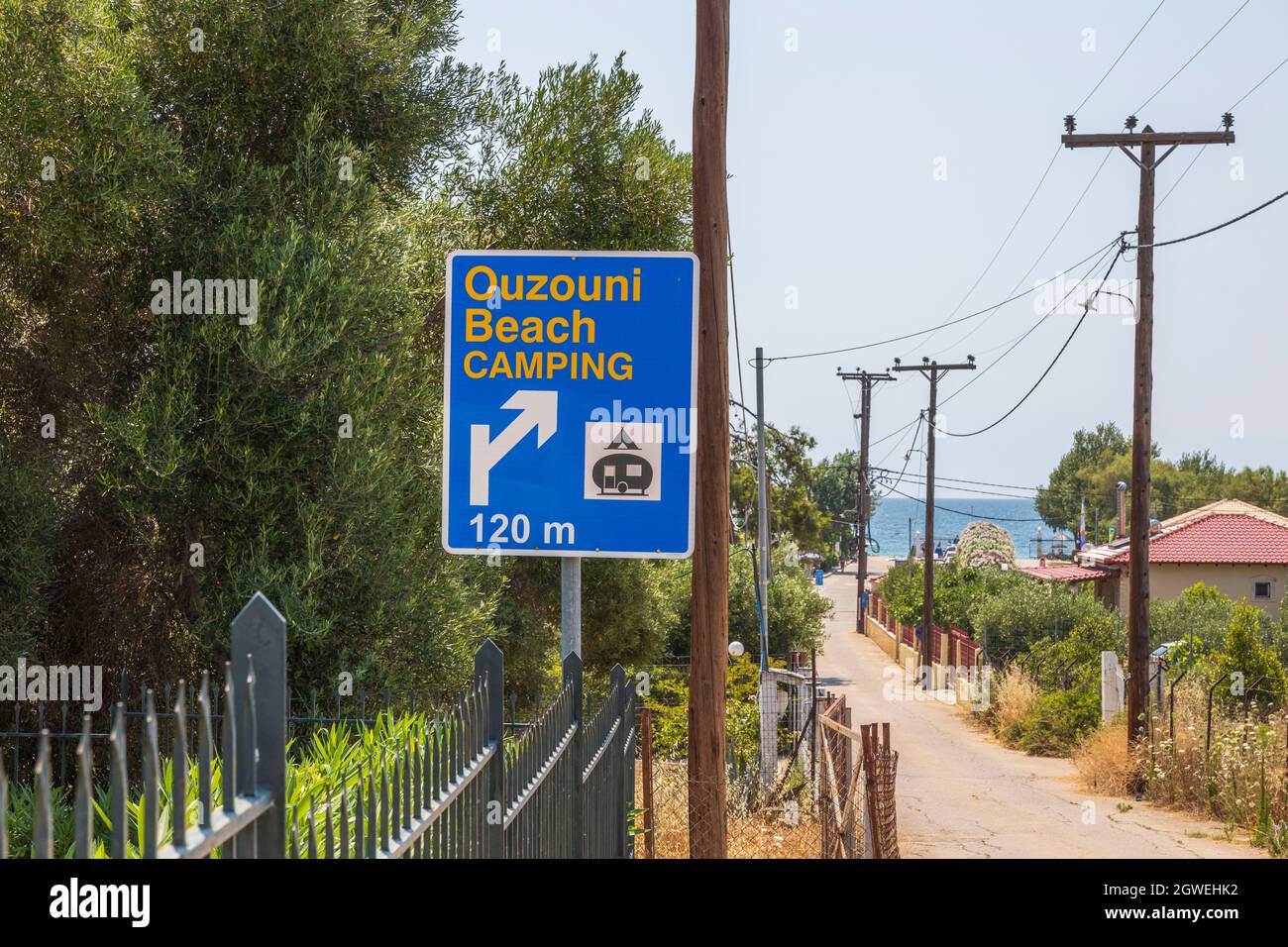 Camping road sign hi-res stock photography and images - Alamy