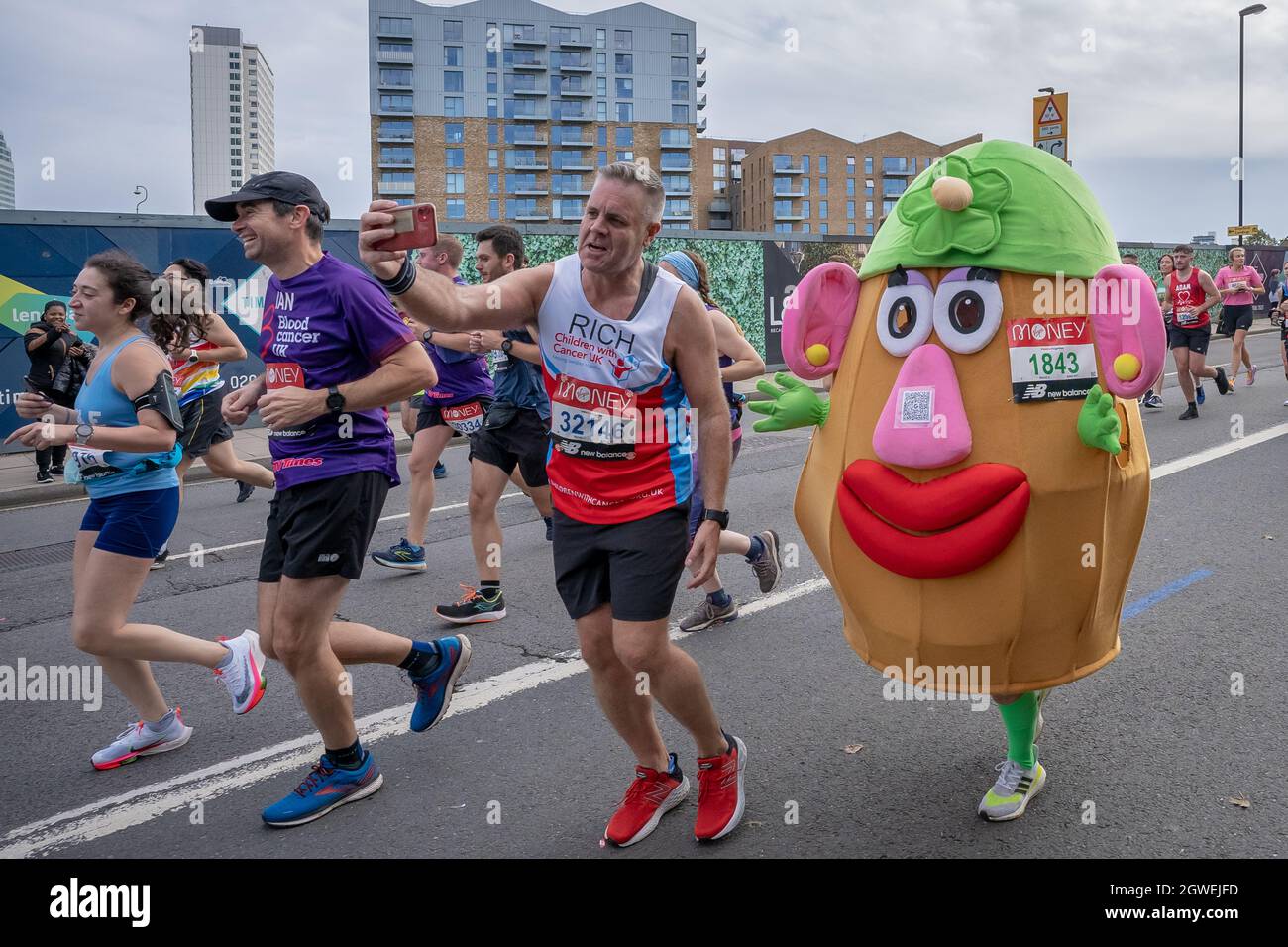 Potato head london marathon runner hi-res stock photography and images ...