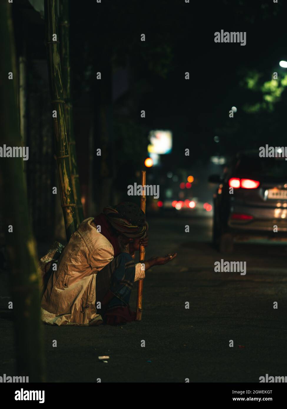 Road defocused light night tree hi-res stock photography and images - Alamy