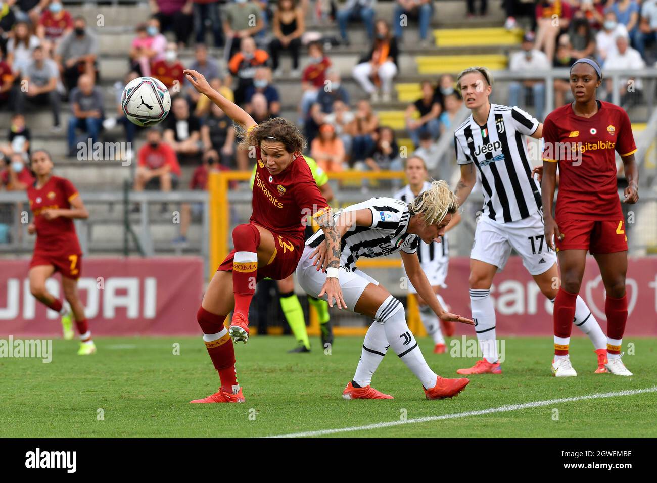 Elena Linari of AS Roma Women and Martina Rosucci of Juventus Women in ...