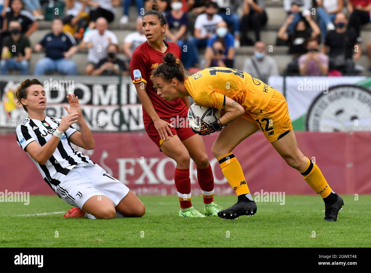 Camelia Ceasar of AS Roma Women and Cristiana Girelli of Juventus Women ...