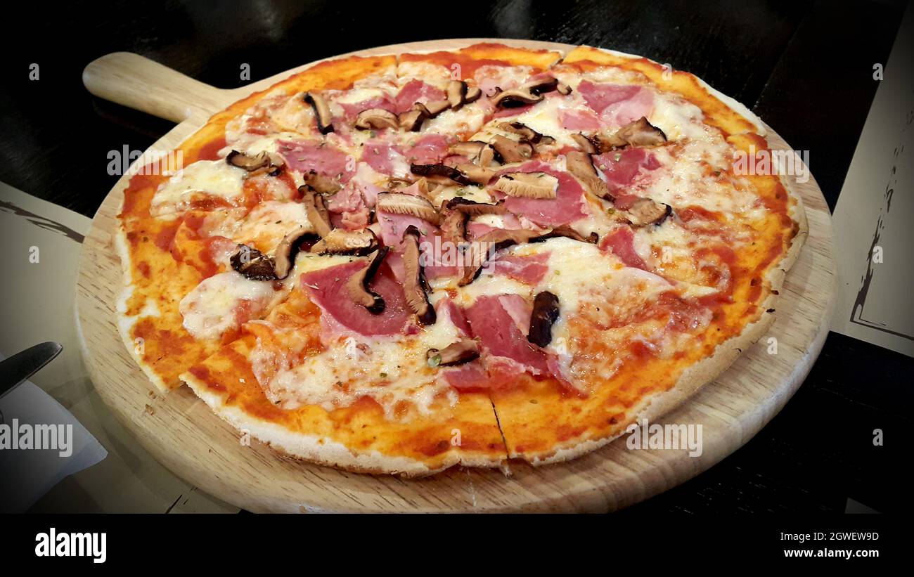 Parma ham and mushroom pizza hi-res stock photography and images - Alamy