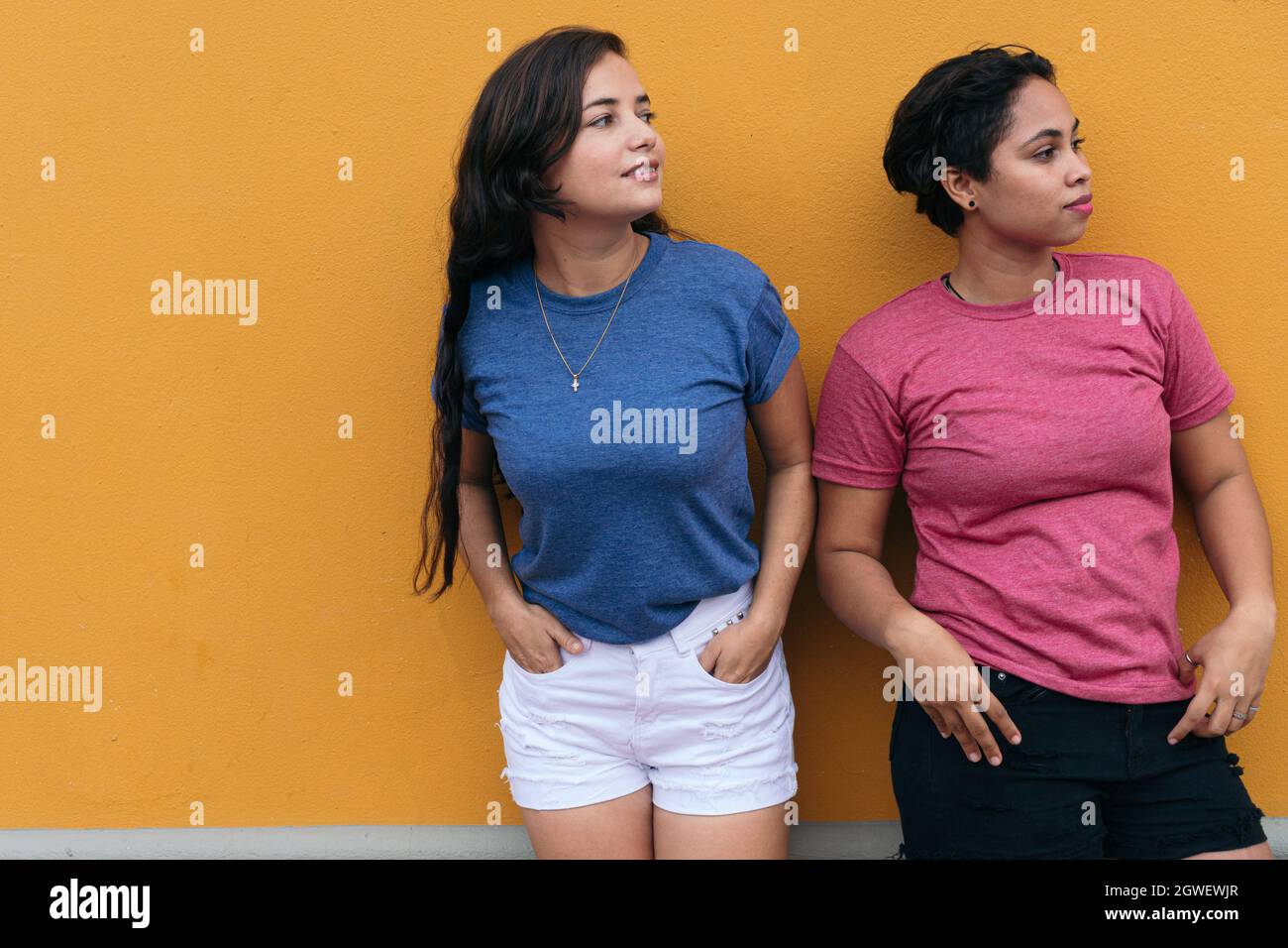 Female friends in yellow hi-res stock photography and images - Alamy