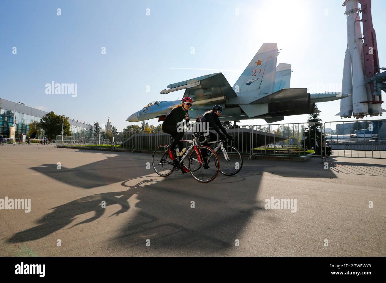 Moscow, Russia. 3rd Oct, 2021. People take part in the Sputnik ...