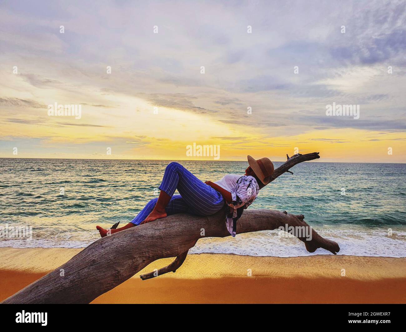 Mature women sunbathing beach hi-res stock photography and images - Alamy