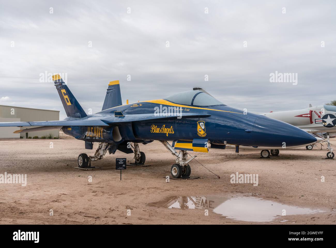 McDonnell Douglas F/A-18A Hornet fighter bomber in Blue Angels paint in ...