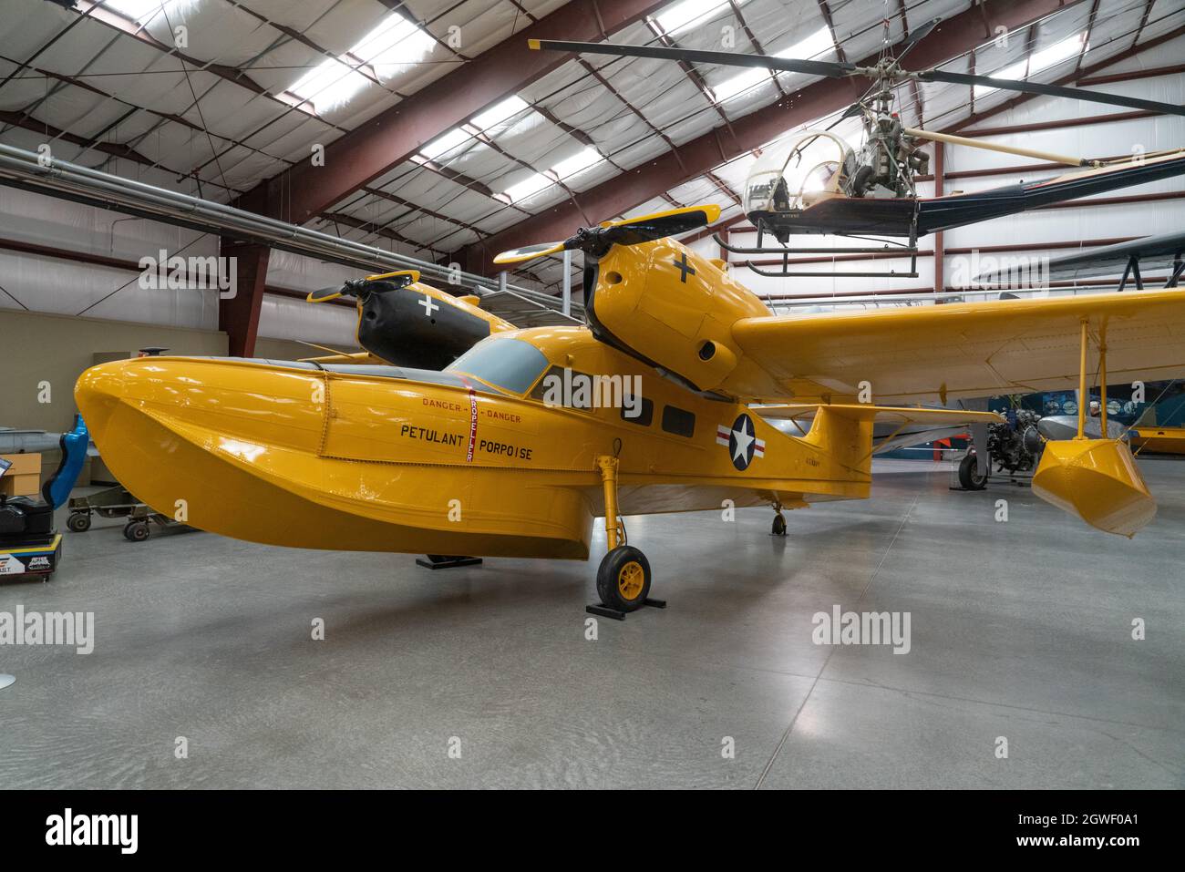 Hiller uh12c helicopter hi-res stock photography and images - Alamy
