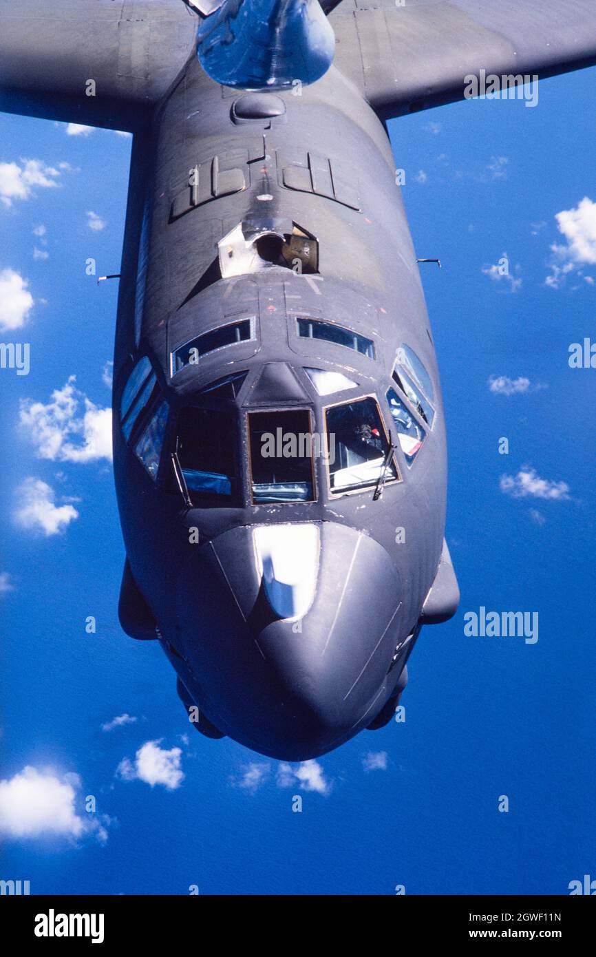 Refueling b 52 airplane hi-res stock photography and images - Alamy