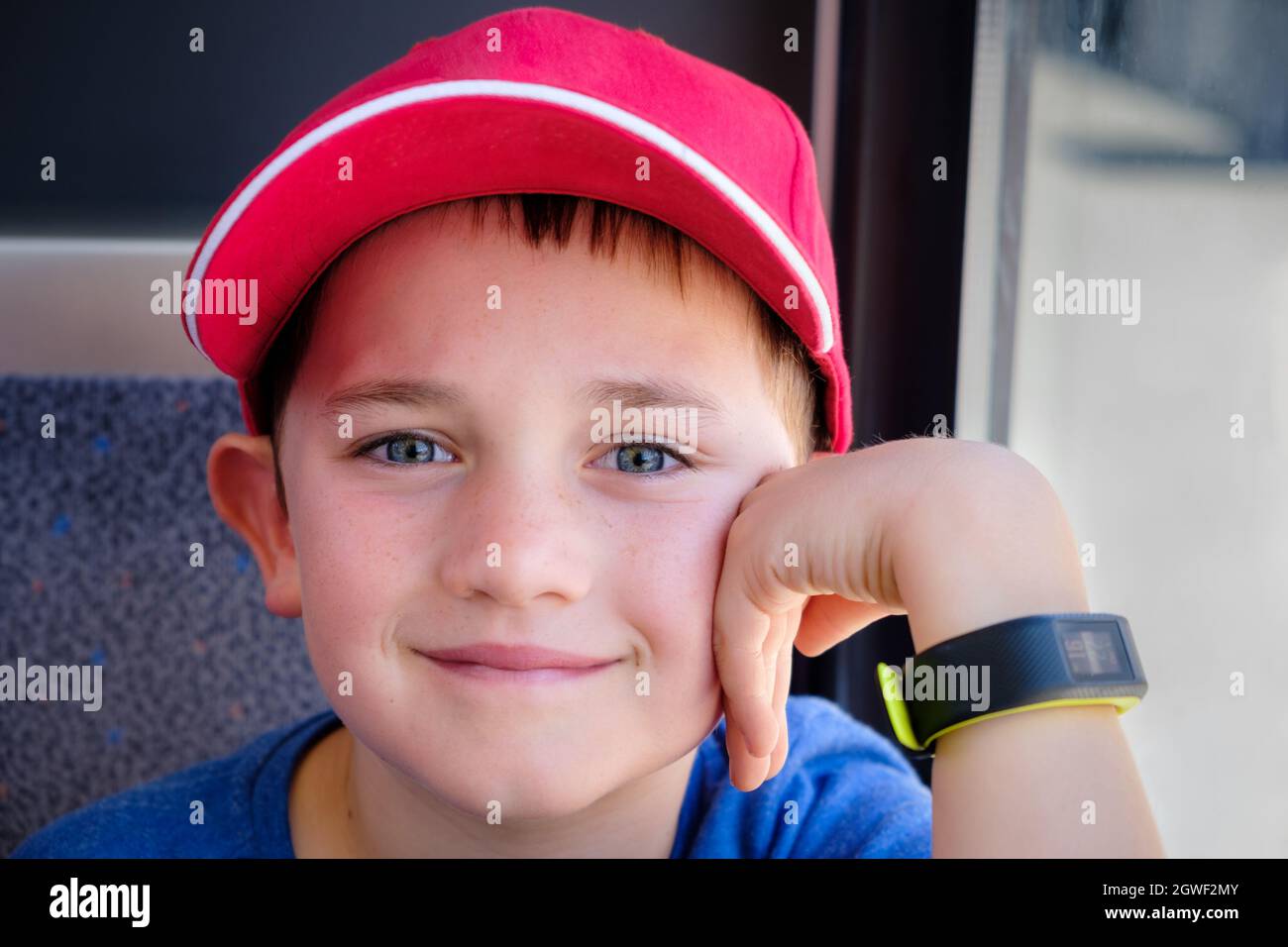 Boy wearing red baseball cap hi-res stock photography and images - Alamy