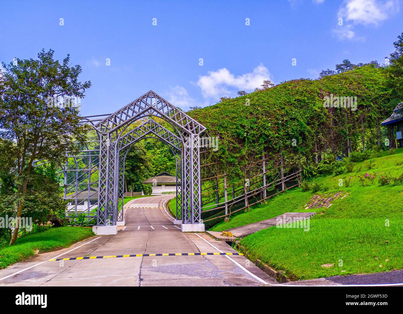 Metal garden arches hi-res stock photography and images - Alamy