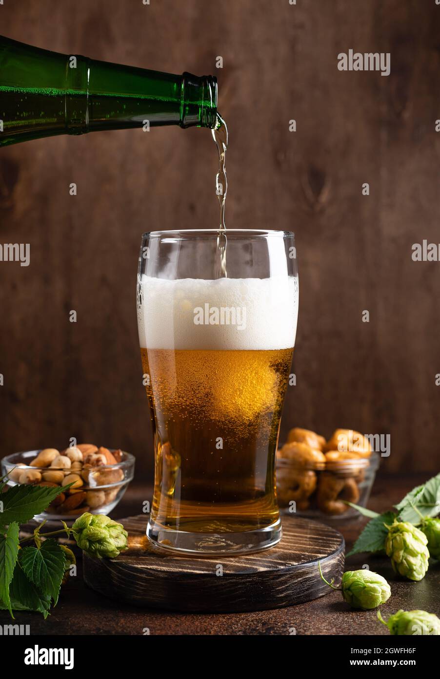 Pouring beer glass foam hi-res stock photography and images - Alamy