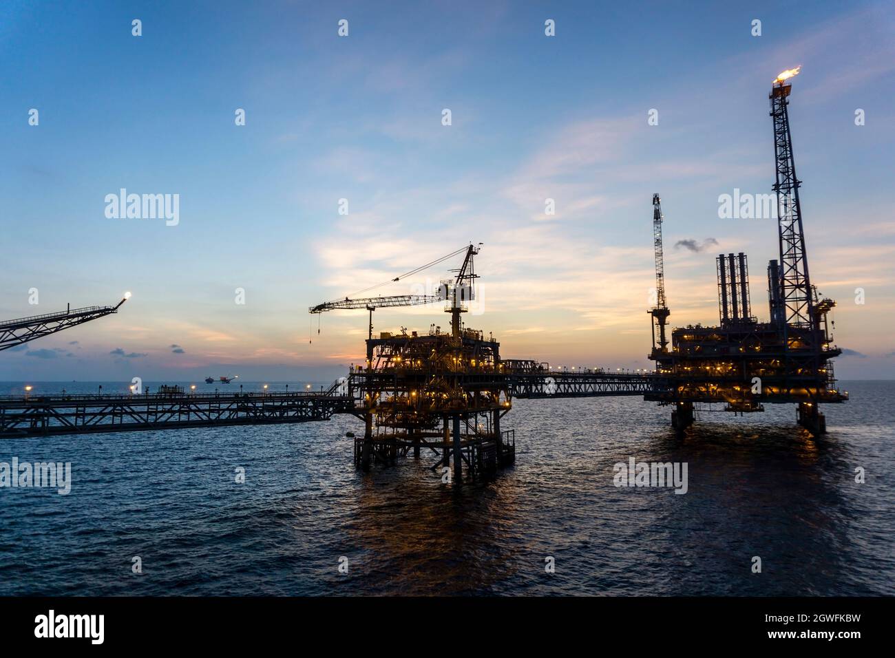 Drilling platform connected hi-res stock photography and images - Alamy