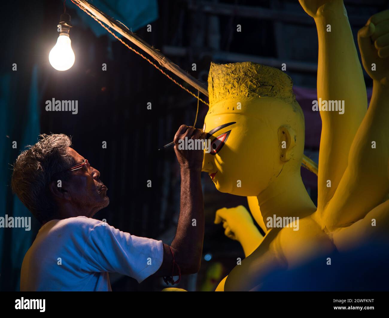 Man painting idol hindu hi-res stock photography and images - Alamy