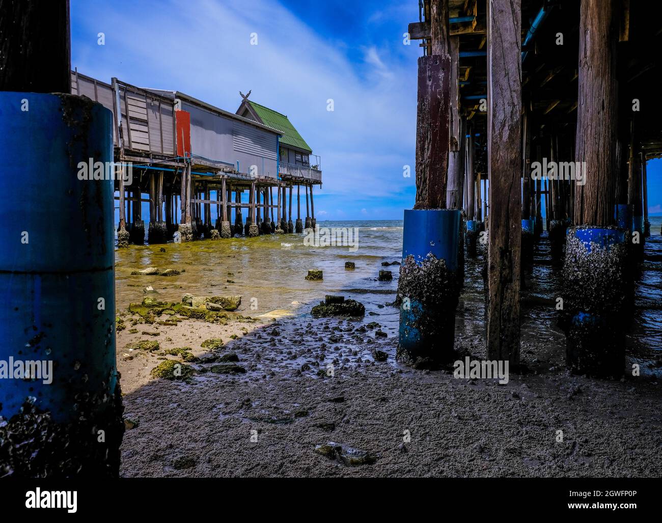 Ramshackle wooden structures hi-res stock photography and images - Alamy